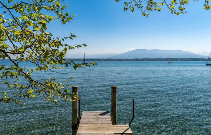 Waterfront with private pontoon - NAEF Prestige Knight Frank