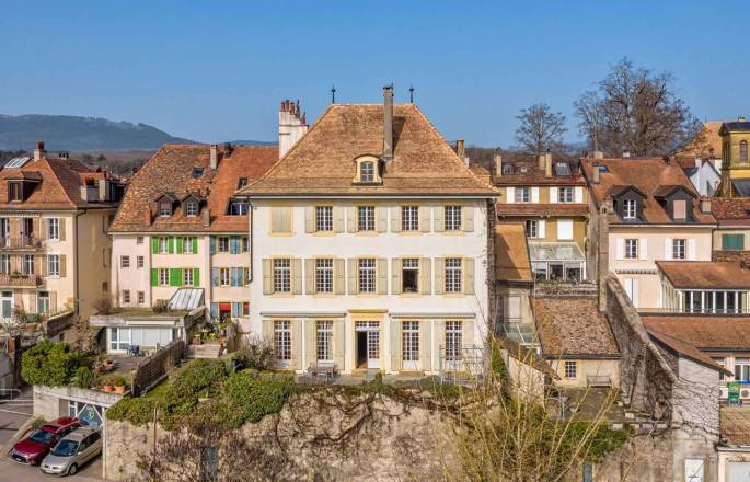 Maison bourgeoise du 18ème siècle de 460 m2 habitables - Naef Prestige ...